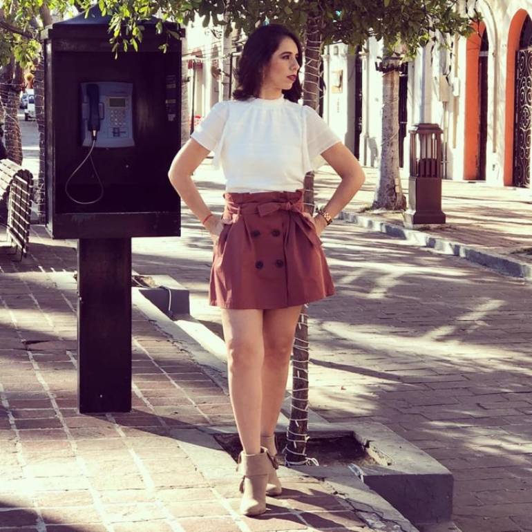 Falda corta color ladrillo de Lush de segunda mano - GoTrendier