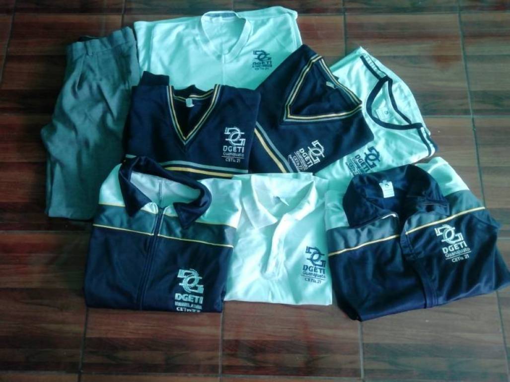 UNIFORME CETIS 77 de Otras marcas de segunda mano - GoTrendier