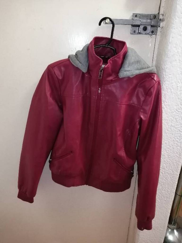 Chamarra vinil piel rosa de Otras marcas de segunda mano - GoTrendier