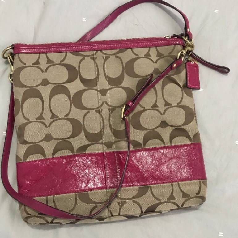 Bolsa Coach cafe con rosa tipo morral de segunda mano - GoTrendier