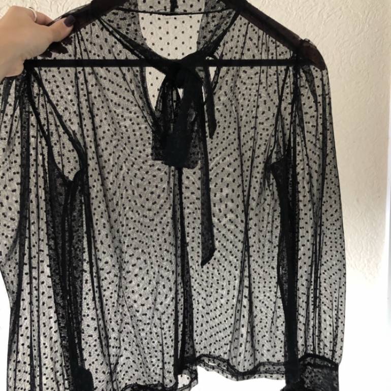 Blusa negra transparente con moños de Zara de segunda mano - GoTrendier