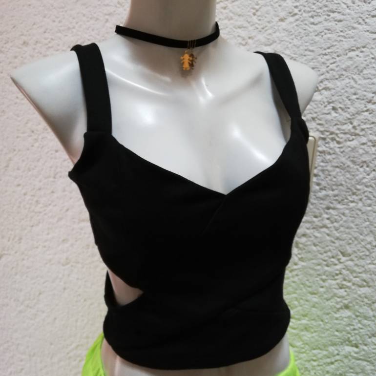Crop top negro shasa de segunda mano - GoTrendier